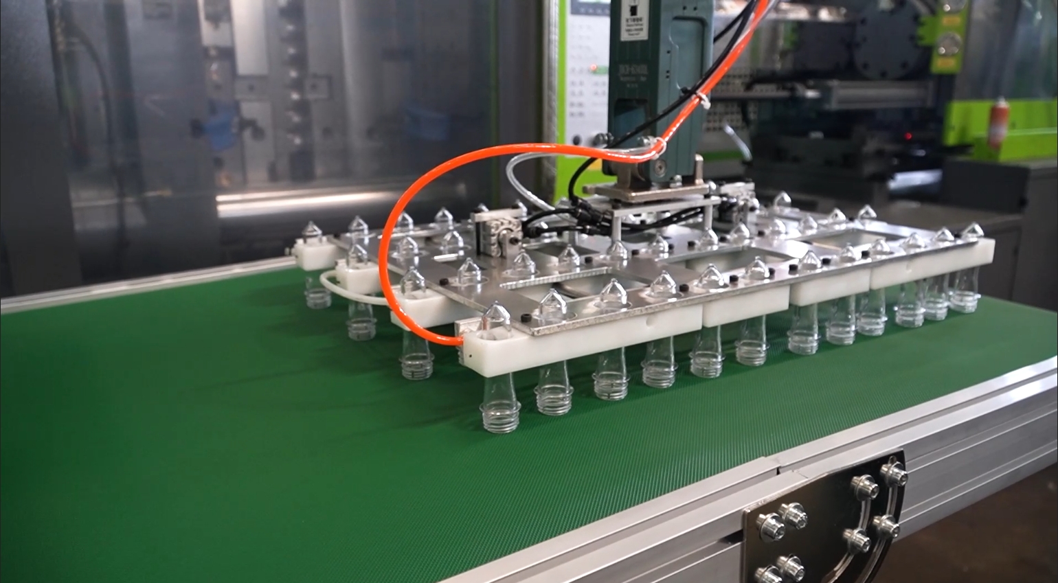 Out-Mould Preform Pick Up &.Cooling Robot - DKM